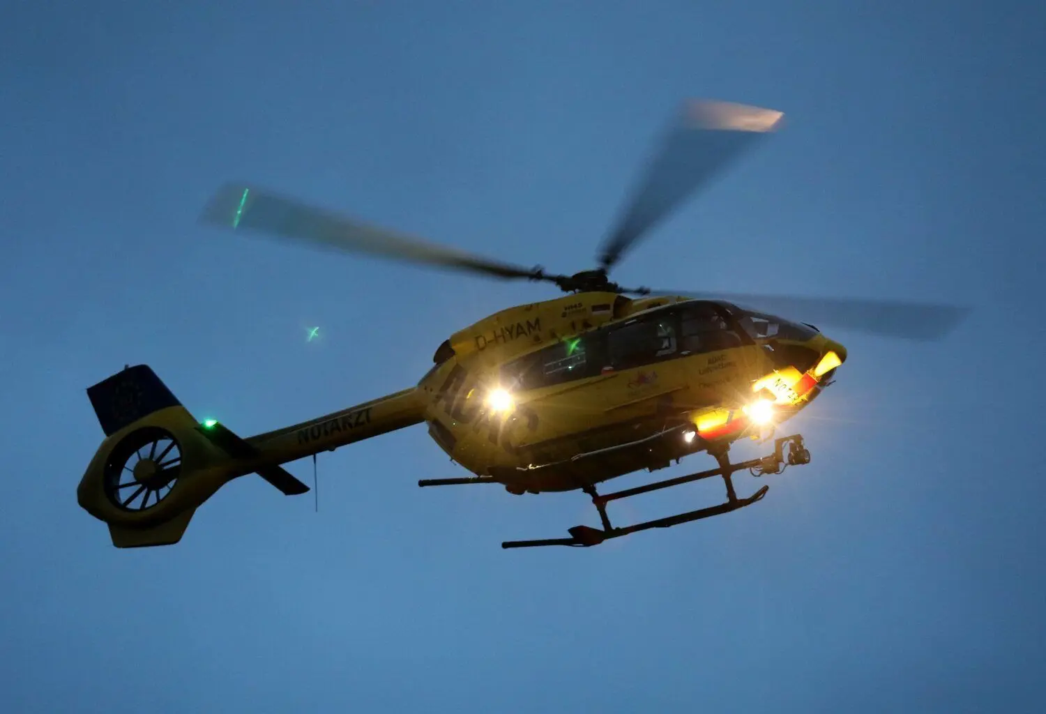 Schwerer Unfall bei Metzingen: Vier Schwerverletzte bei Frontalcrash - Hubschrauber im Einsatz ...