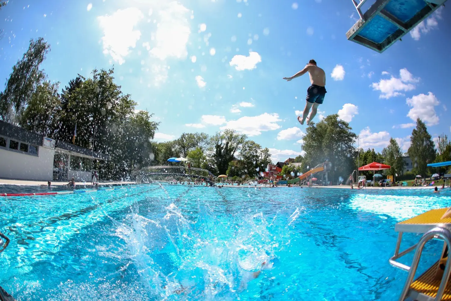 Badeunfall in Langenau: Reanimation nach Sprung von 3-Meter-Brett im ...