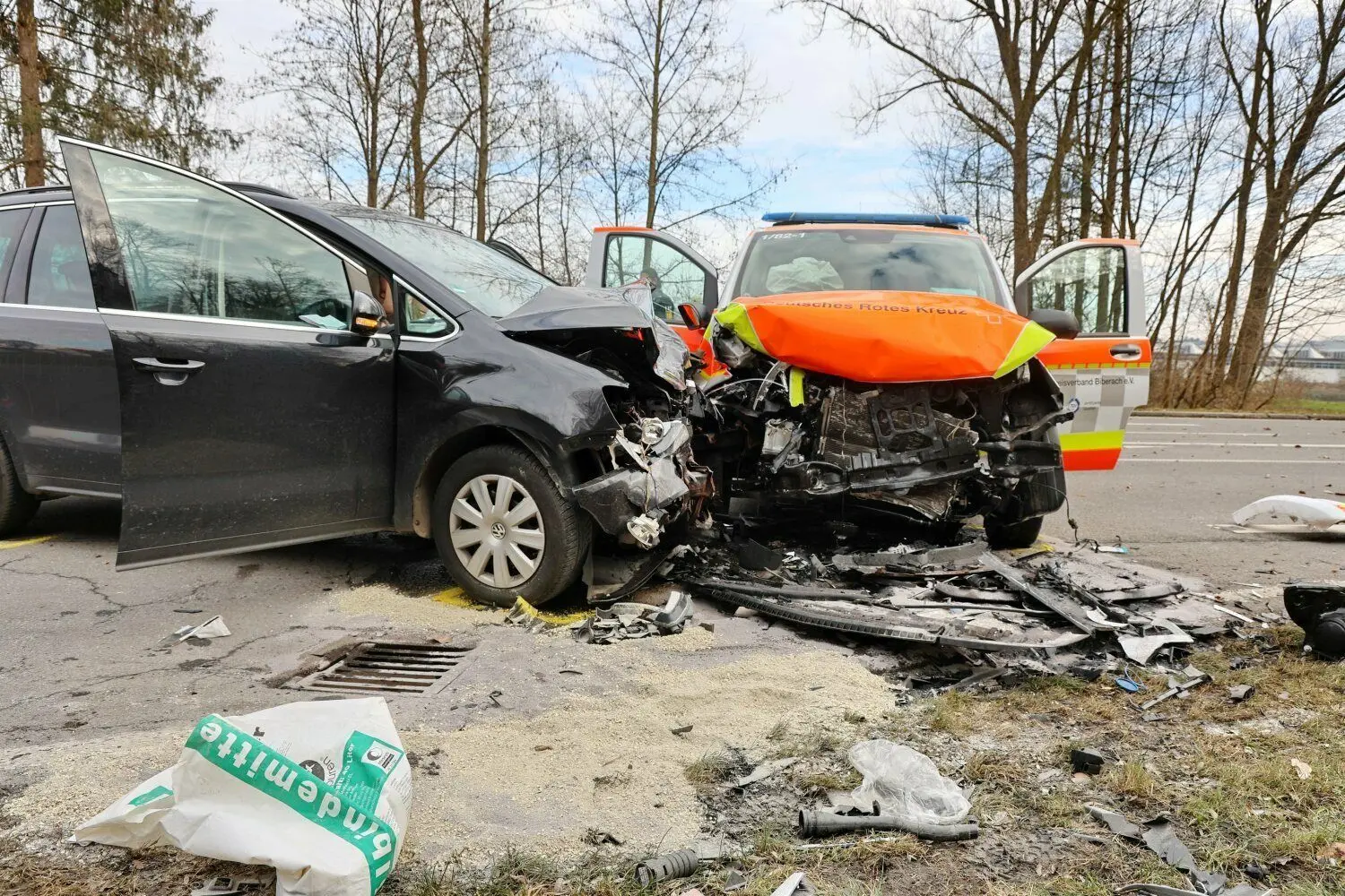 Unfall in Biberach: Hubschrauber holt Schwerverletzte nach Frontalcrash zwischen Rettungswagen ...