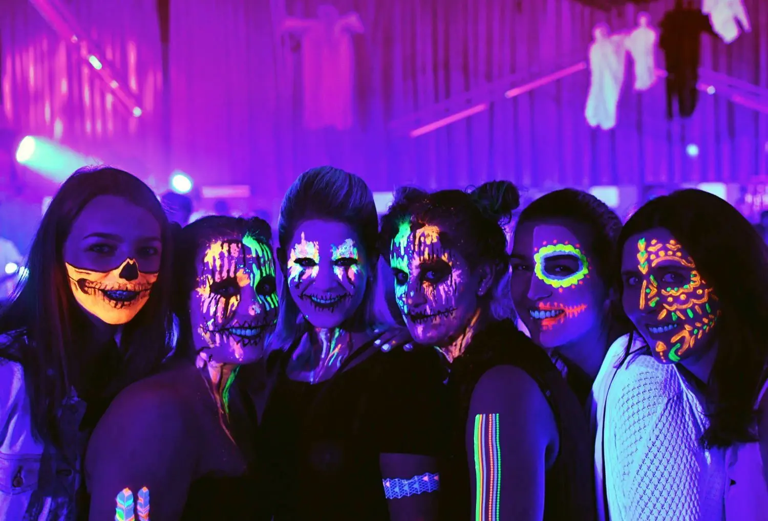 Ehingen: Volles Haus bei Neon-Fullmoon-Party | swp.de