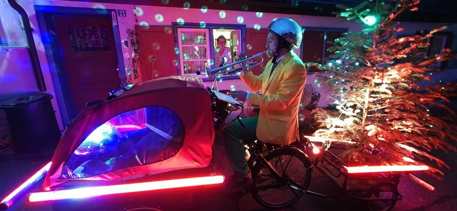 Jochen „Jo! Loop“ Lutsch: Bunte Ein-Mann-Band bringt gute Laune in Städte | swp.de