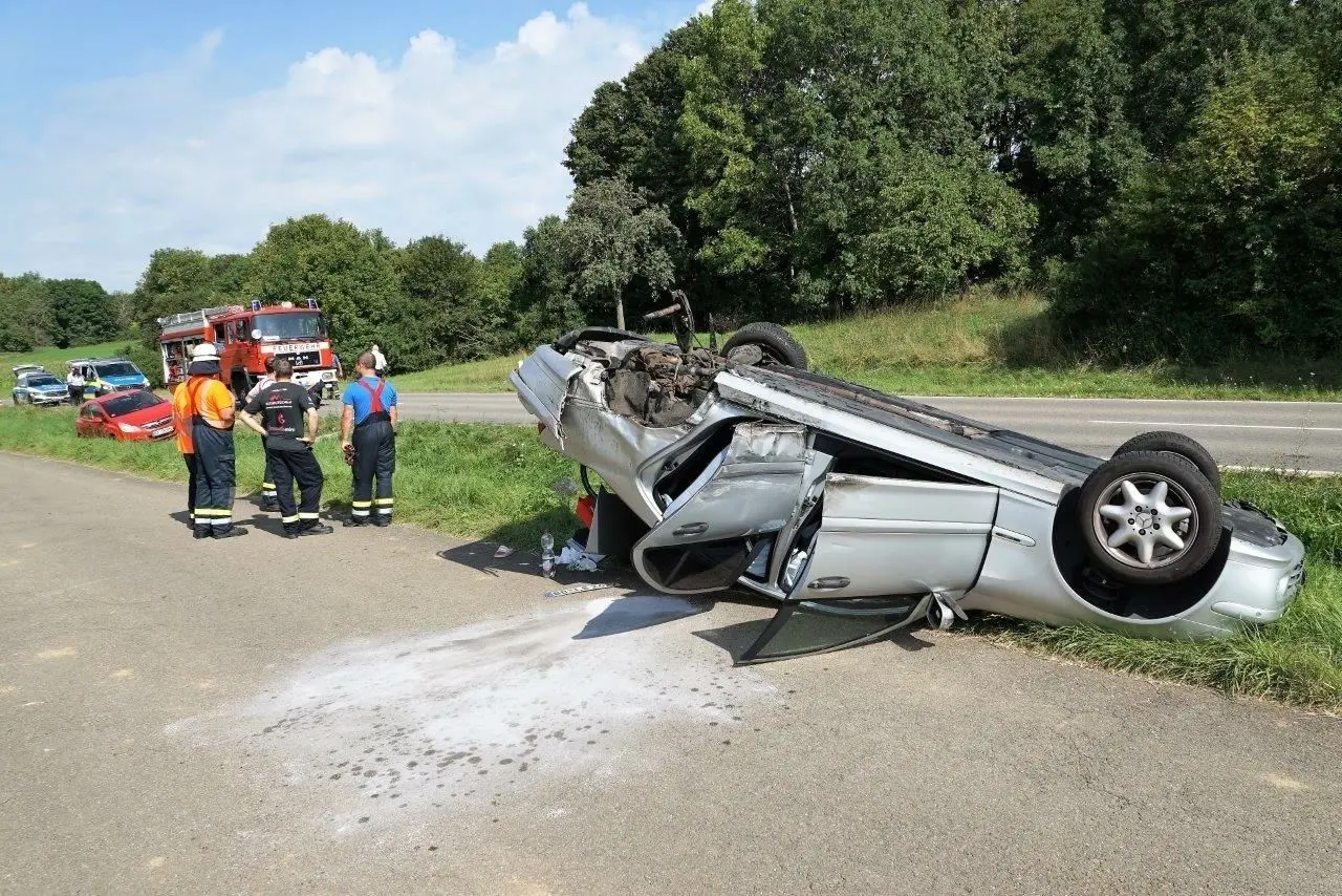 Unfall auf B 312 bei Engstingen: Zwei Autos krachen frontal ineinander ...