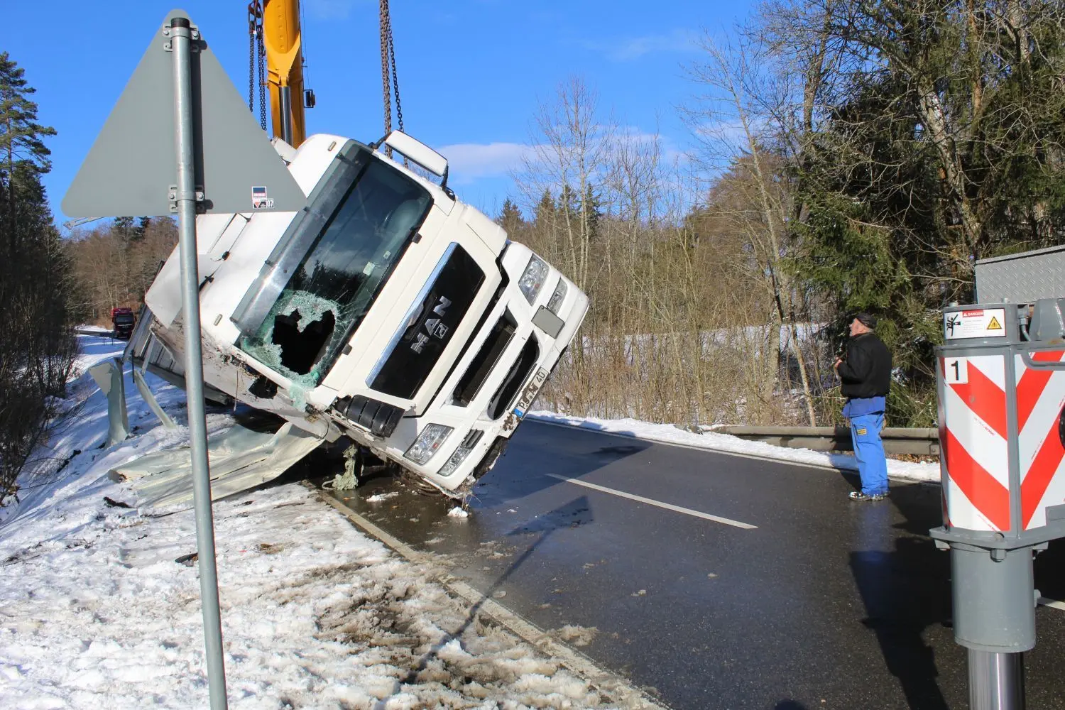Unfall zwischen Burladingen und Hermannsdorf: Sattelzug geborgen ...