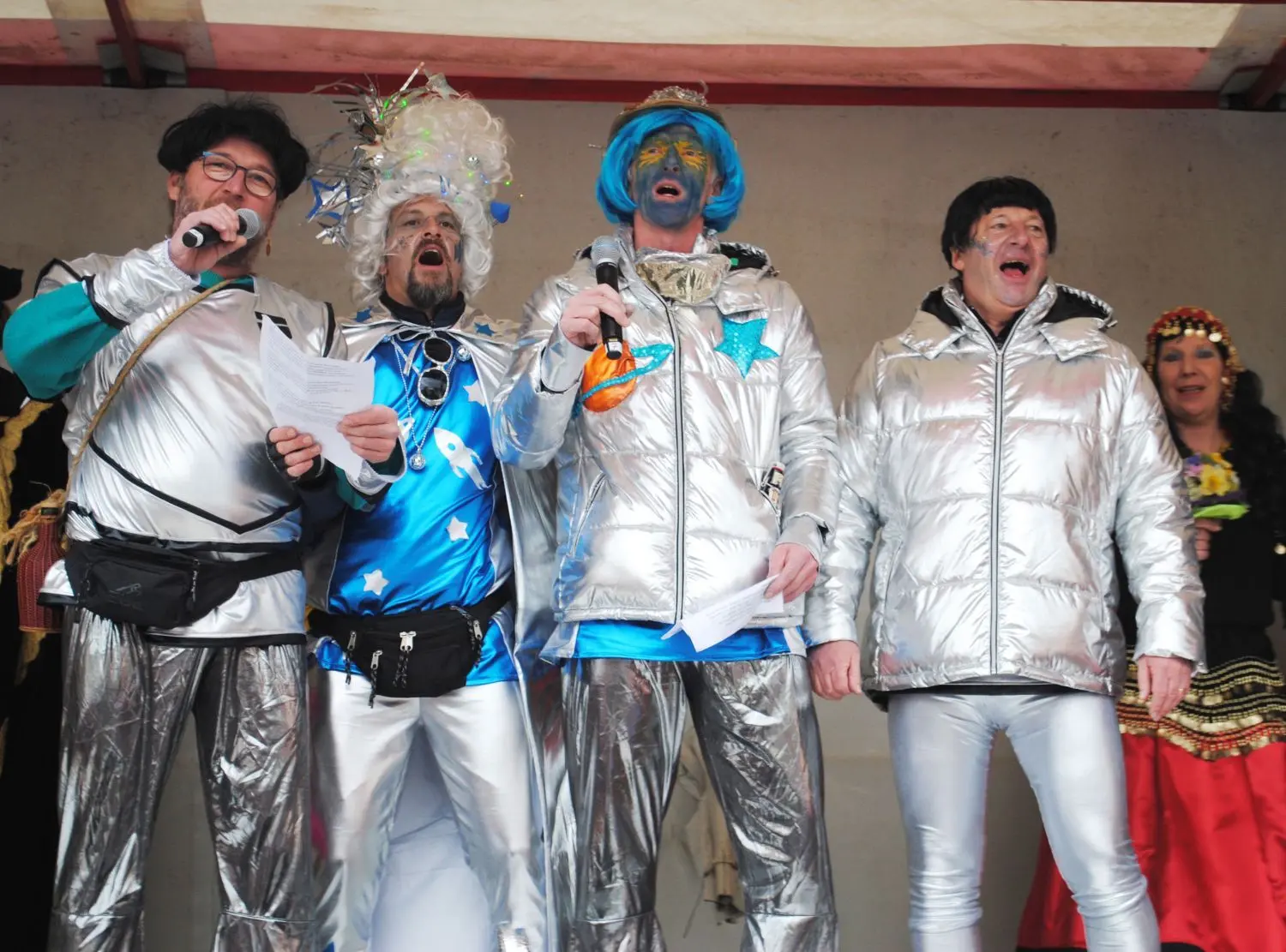 Närrische Zigeunerhochzeit in Boll: Fasnetszigeuner weihen den neuen Bollemer Dorfplatz ein | swp.de