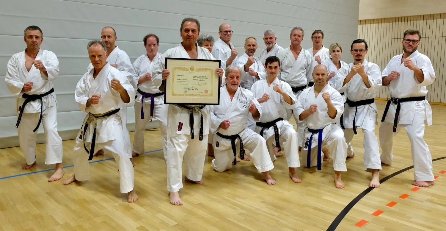Seltene Auszeichnung für Langenauer: Höchste Ehre des Karate ...