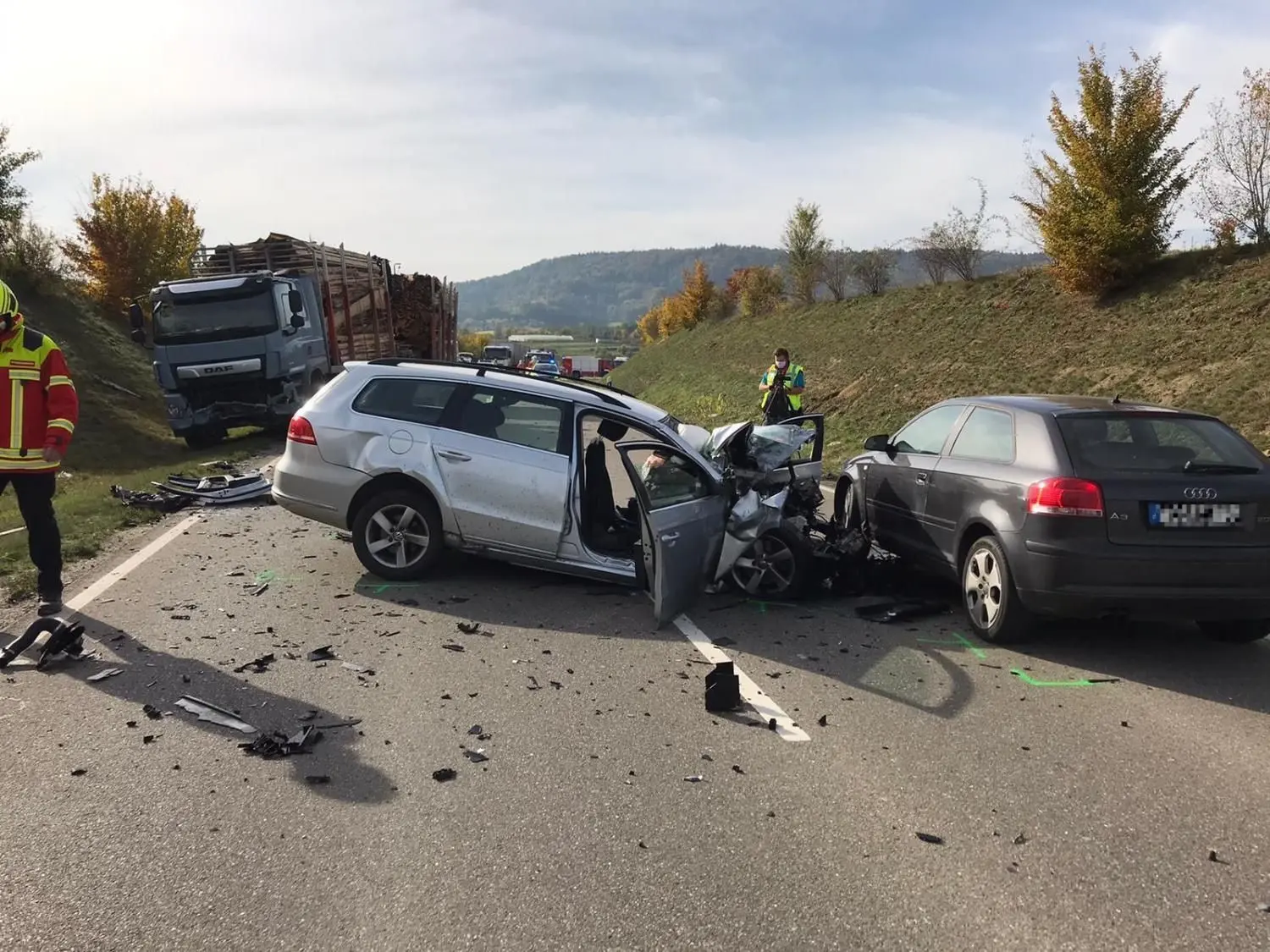 Tödlicher Unfall Schwäbisch Hall: Sperrung Westumgehung – Auto fährt frontal auf Holz-Lkw ...