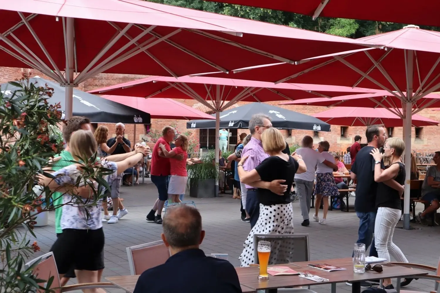 Im Neu-Ulmer Barfüßer darf jeden Montag getanzt werden: Discofox im ...