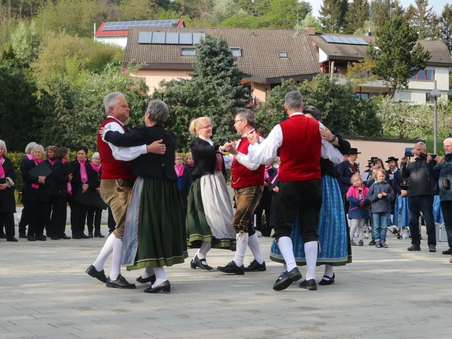 Dorfplatz in Thalfingen: Stimmen vom Maifest auf dem neuen Platz „für ...