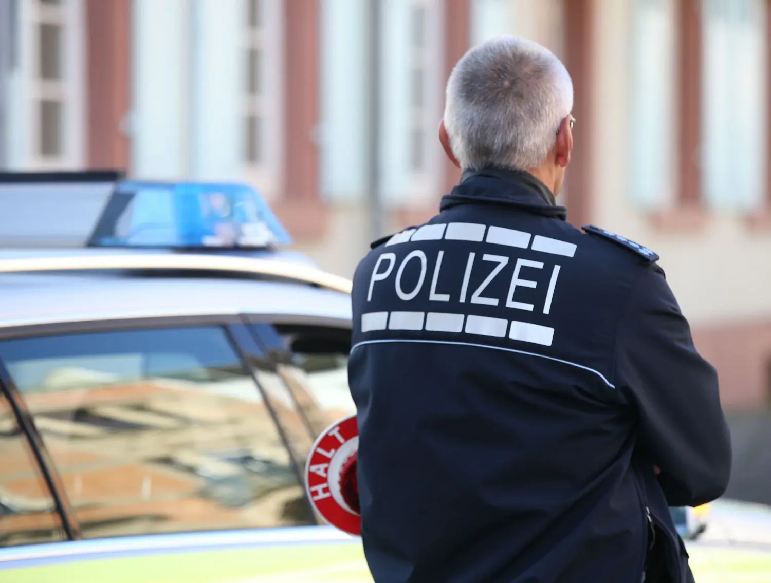 Raubüberfall in Dußlingen: Jugendlicher Täter bedroht Mitarbeiter in ...