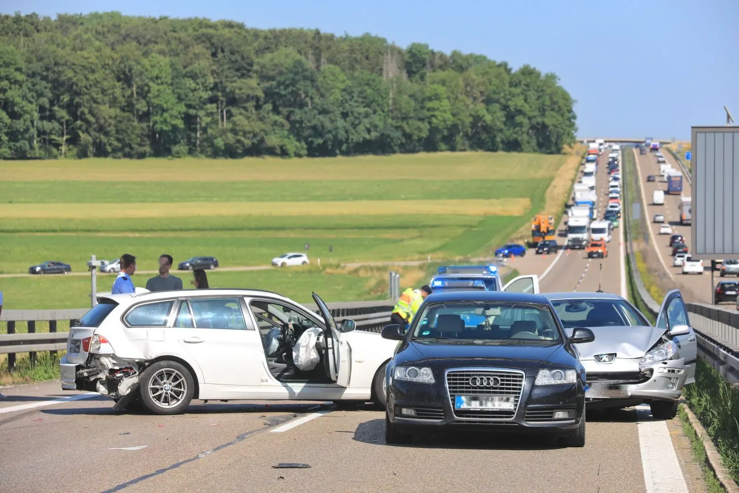 Stau und Verletzter nach Unfall auf A8 - Vollsperrung bei Merklingen | swp.de