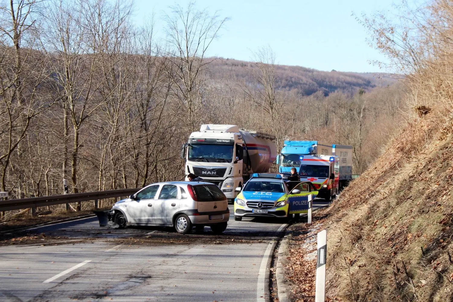 Unfall B465: Schwerer Unfall auf der B465 bei Böhringen - beide Fahrtrichtungen gesperrt | swp.de