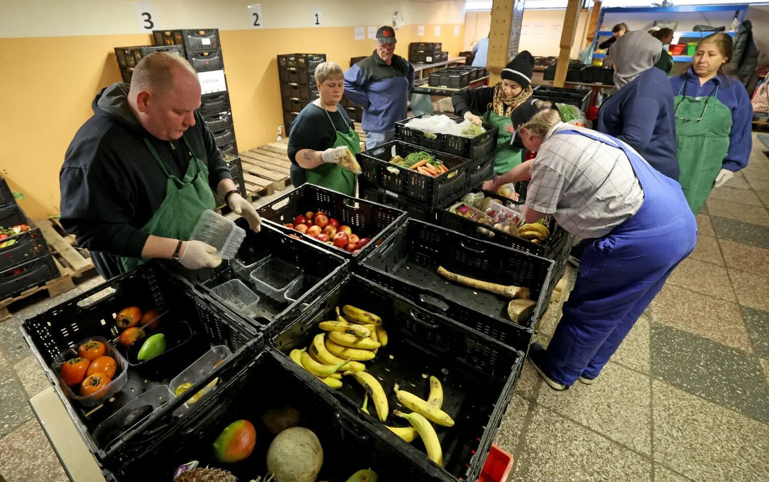 Chef von Tafel Deutschland: Debatte über Containern „führt am Kern des ...