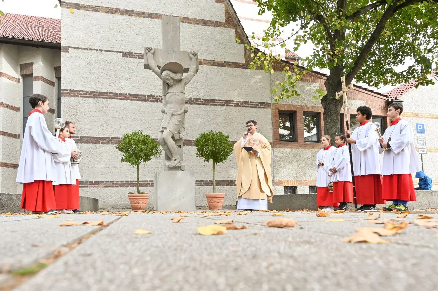 St. Johann Baptist Neu-Ulm: Der doppelte Jesus: Kopie an der Fassade, Original am Boden | swp.de