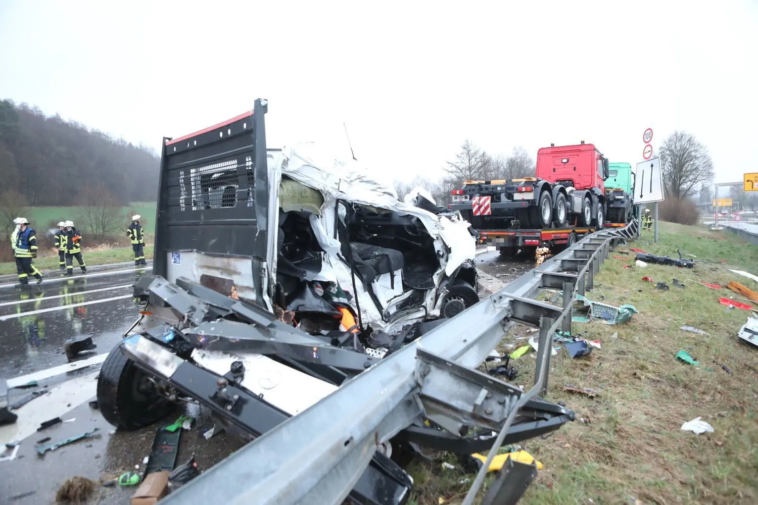 Tödlicher Unfall auf B30 bei Biberach: Sprinter kracht frontal in ...