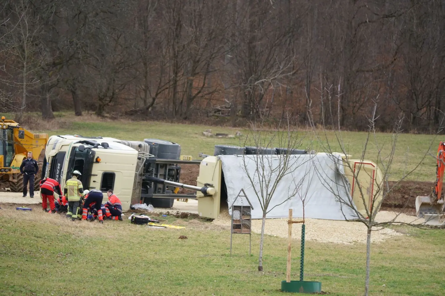 Schwerer Unfall bei Reichenbach/Fils: Lkw kippt im Neubaugebiet um, Fahrer muss befreit werden ...