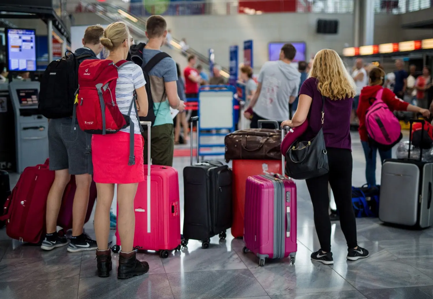 Verbotene Dinge: Handgepäck: Flughafen spendet einkassierte Gegenstände ...