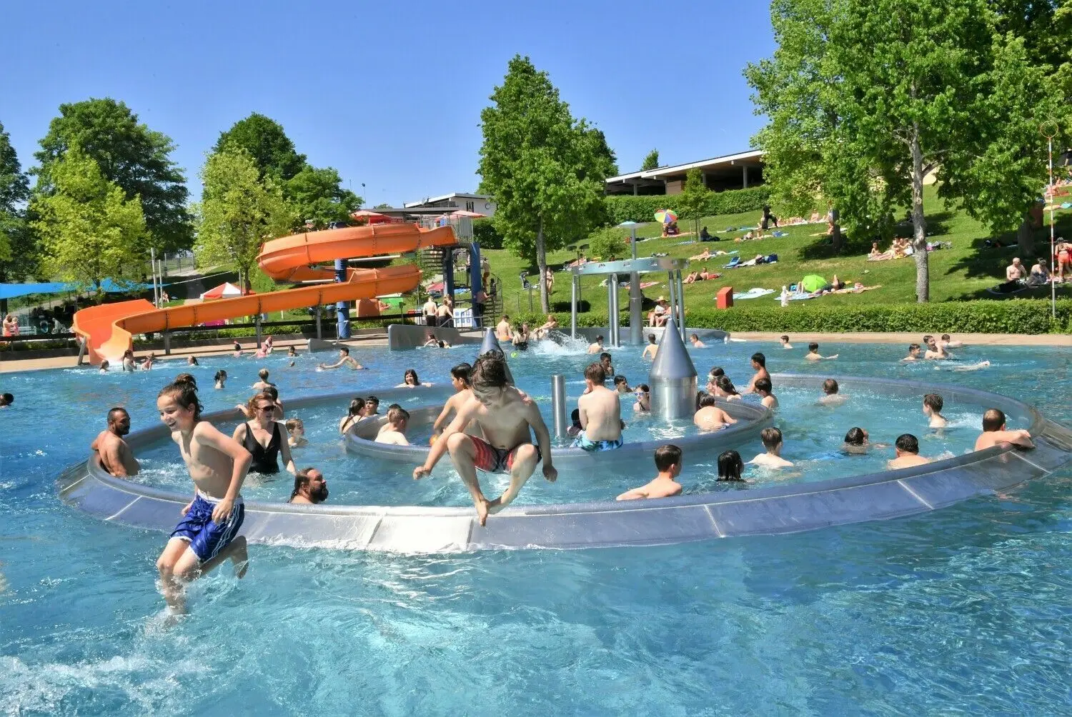 Saisonstart im Freibad: Sonne, Sommer, Badespaß: Wie das Ehinger ...