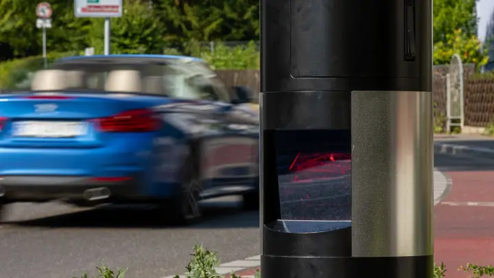 Landkreis Tuttlingen: Rätsel um täuschend echten Fake-Blitzer – wer hat ...