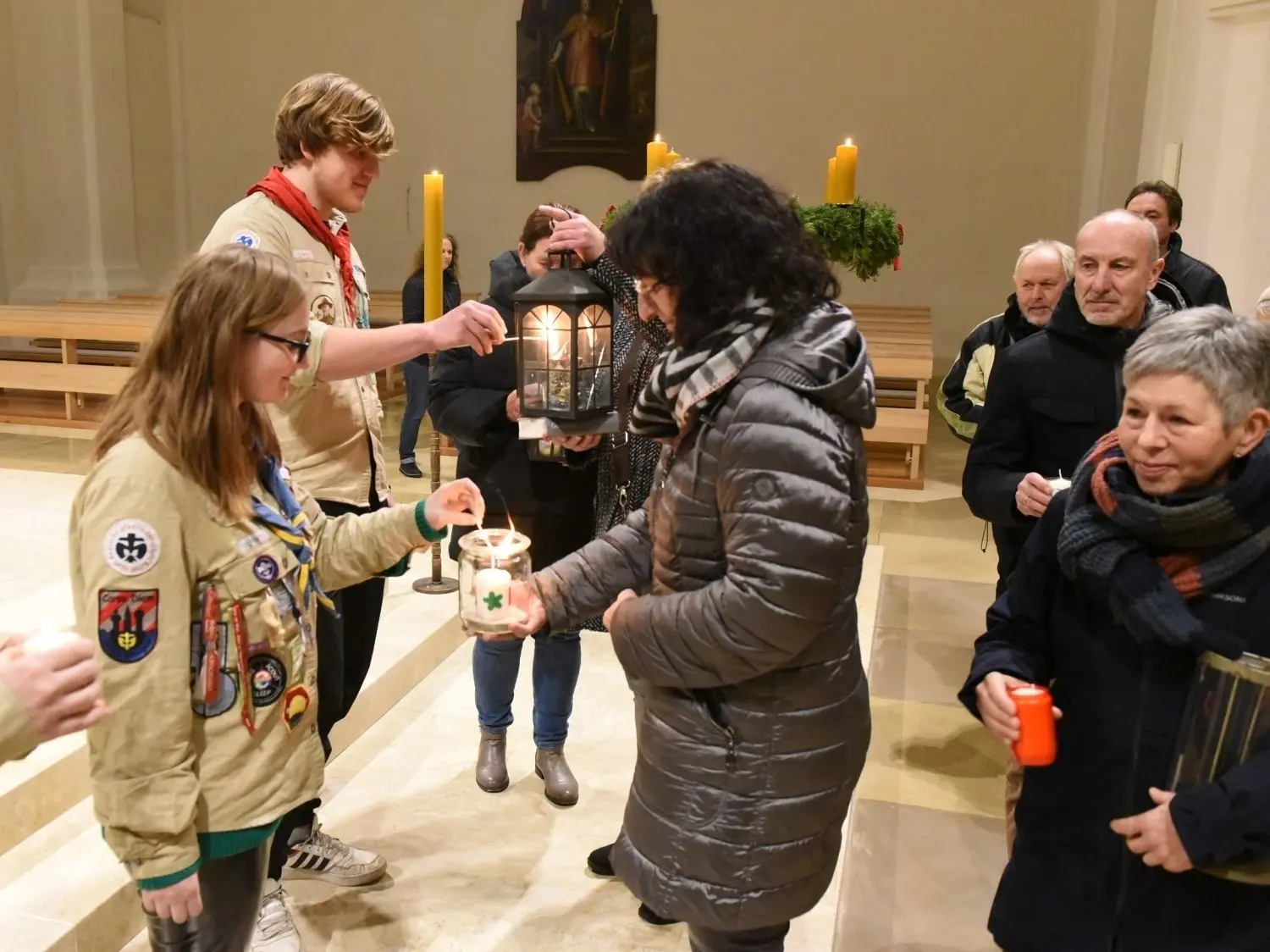 Konviktskirche in Ehingen: Pfadfinder verteilen Friedenslicht | swp.de
