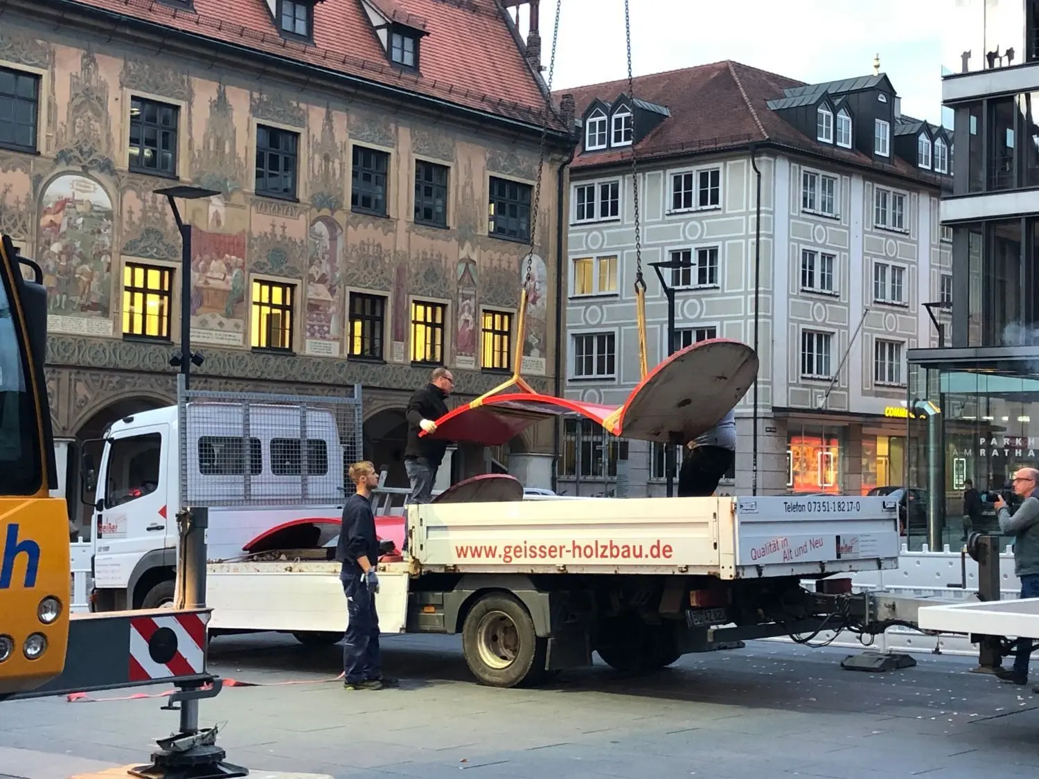 Roter Hund in Ulm: Kunstobjekt von Keith Haring vor Ulmer Rathaus ...