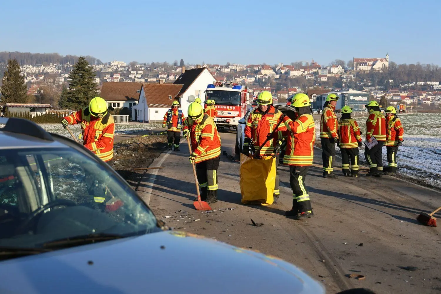 Unfall bei Elchingen: Autos stoßen frontal zusammen – drei Menschen verletzt | swp.de
