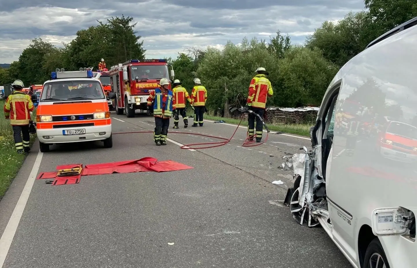B28 Rottenburg: Caddy prallt gegen Sprinter – Schwerer Verkehrsunfall bei Seebronn | swp.de