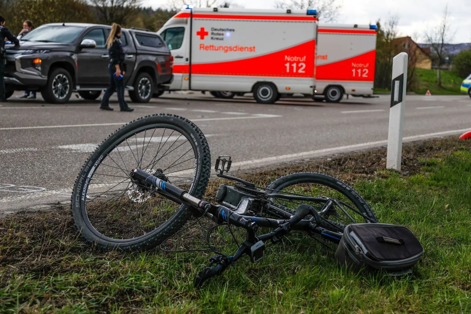 Radunfall in Balingen: Radfahrerin stürzt nach Zusammenprall mit ...