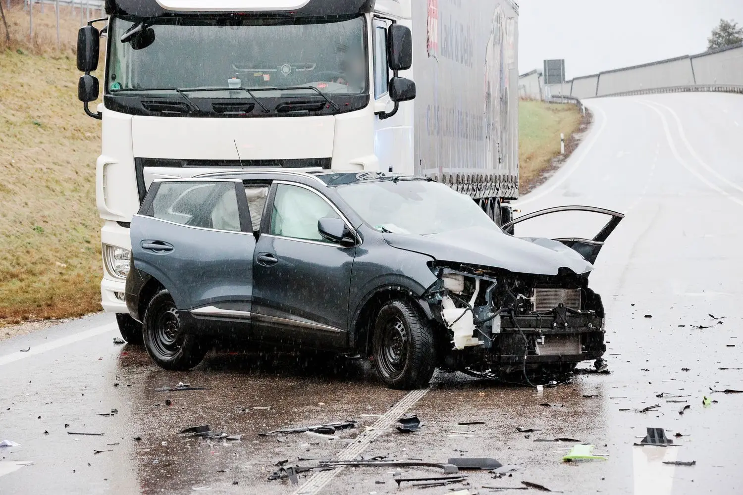 Unfall auf der B10 bei Gingen: Drei Fahrzeuge stoßen zusammen - Straße gesperrt | swp.de