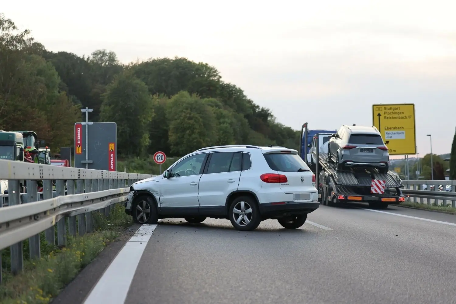 Unfall B10 bei Reichenbach: VW kracht in Leitplanke – Fahrer kommt ins Krankenhaus | swp.de