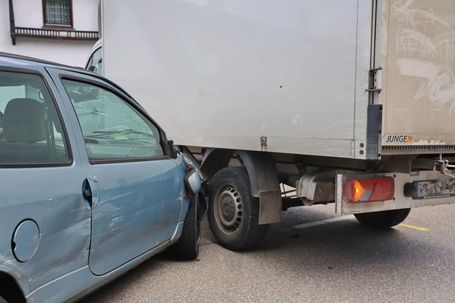 Unfall auf B28 bei Blaustein: Auto kollidiert mit Lkw - zwei Verletzte | swp.de