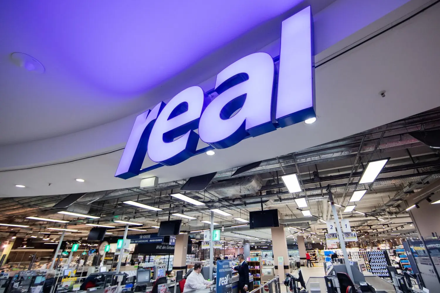 Real Supermarkt Schließung: Real-Verkauf abgeschlossen - Metro beginnt ...