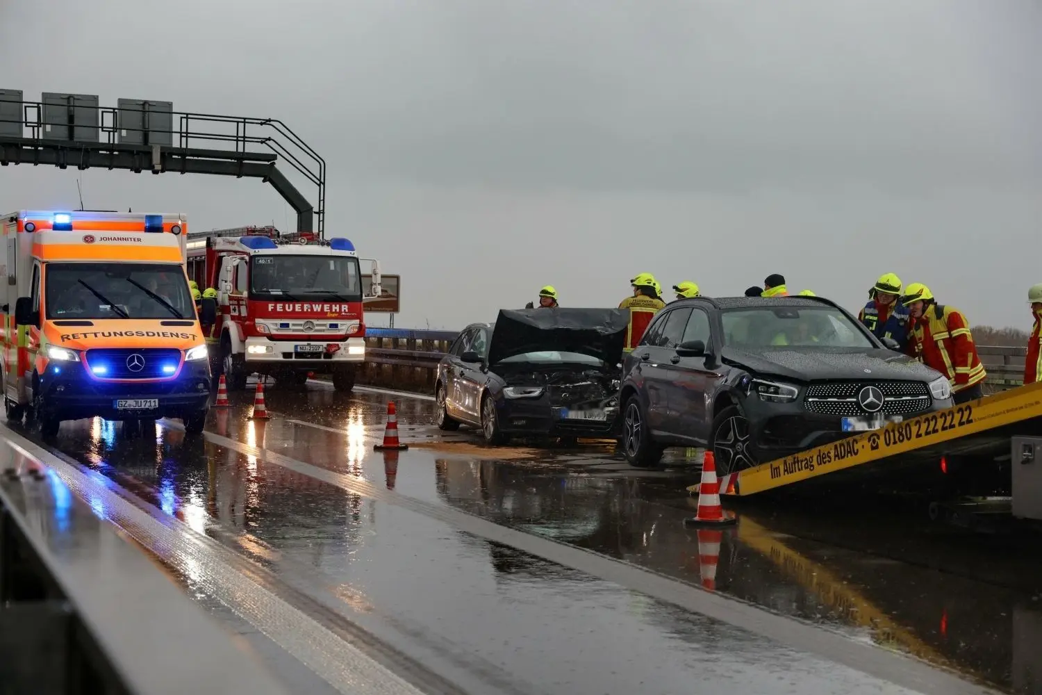 Unfall auf der A8: Mehrere Fahrzeuge stoßen zusammen | swp.de