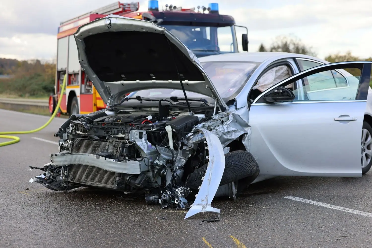 Unfall auf B466: Auto gerät auf Gegenfahrbahn: Zwei Menschen leicht verletzt | swp.de