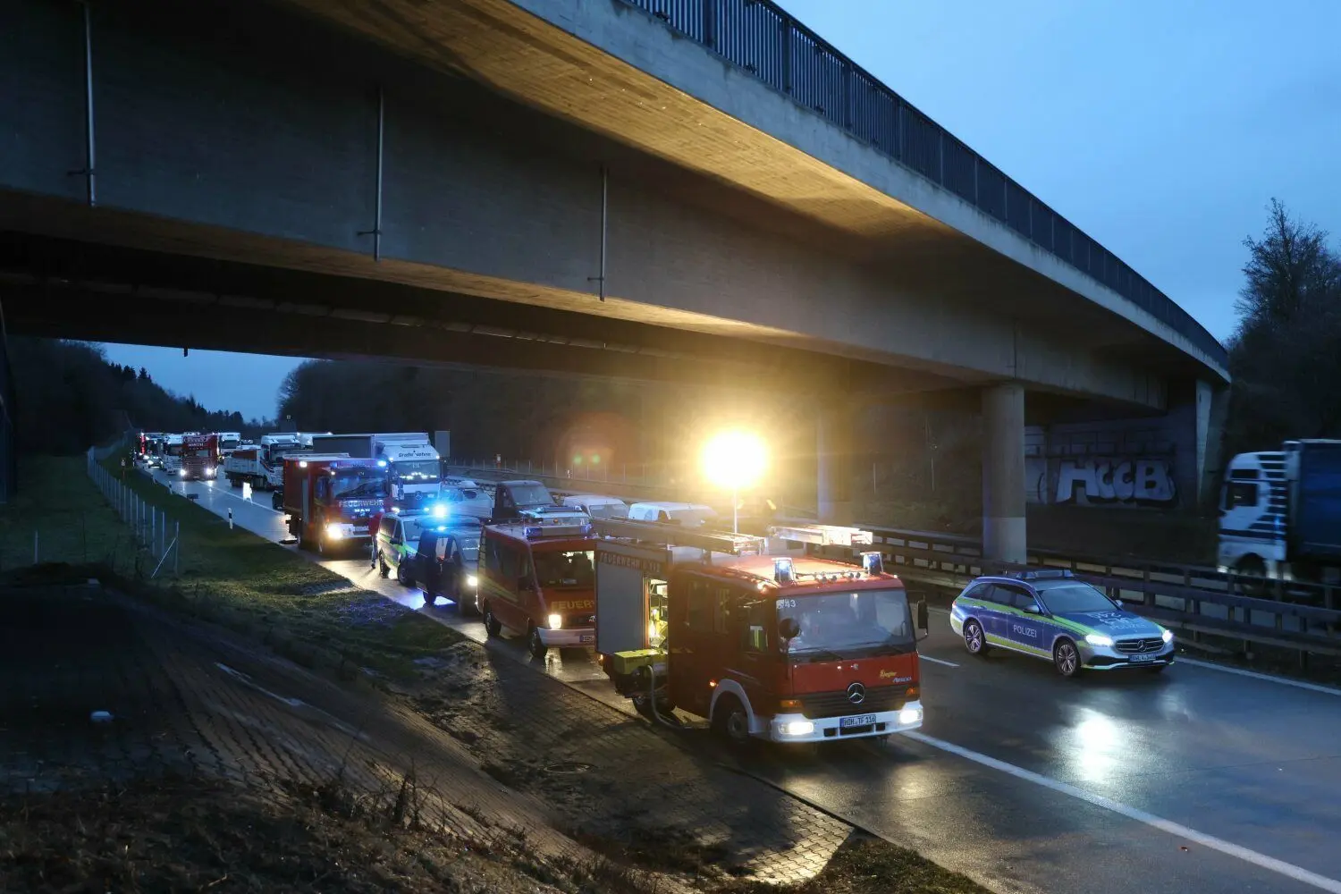 A7 bei Langenau zeitweise gesperrt: Person von Lkw überfahren - Stau | swp.de
