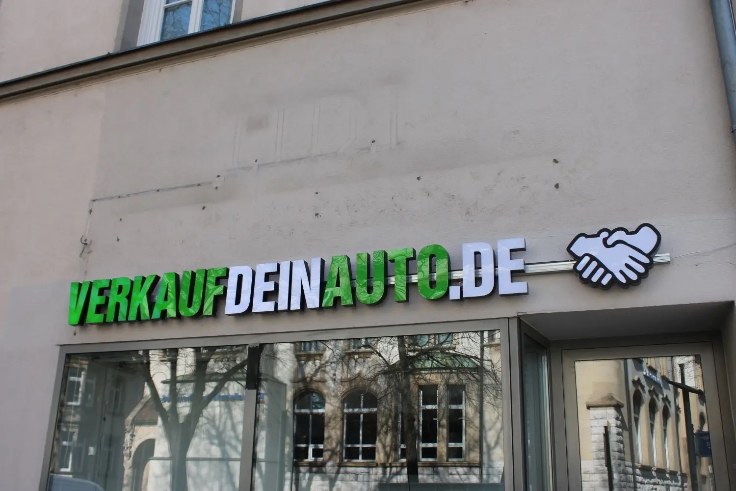 Innenstadt Ulm: „Verkauf dein Auto.de“ zieht in ehemaliges Café „Bel ...