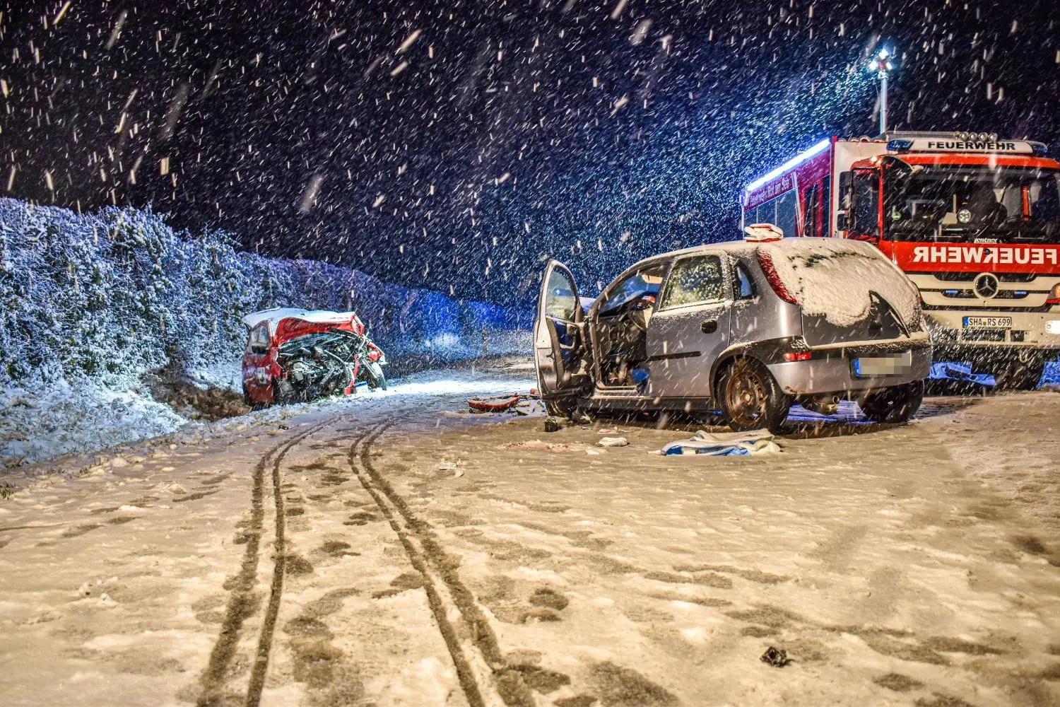 Tödlicher Unfall B290: Autos kollidieren auf schneeglatter Fahrbahn: Eine Person stirbt | swp.de