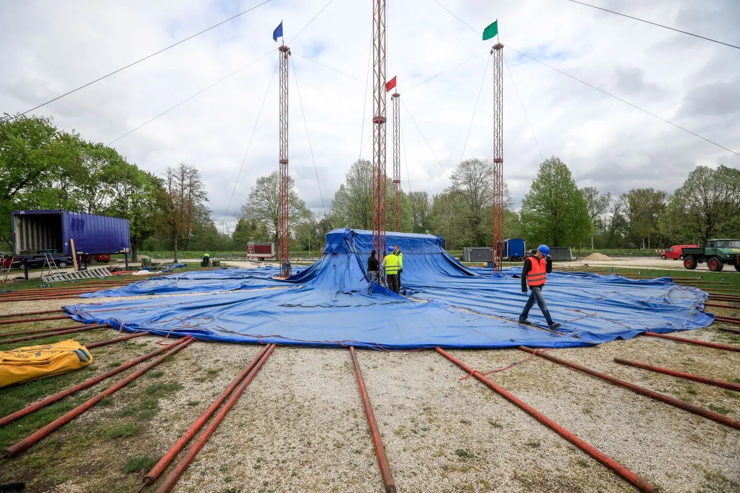 Ulmer Zelt 2019: Der Aufbau des Ulmer Zelts läuft – Der Samstag in ...
