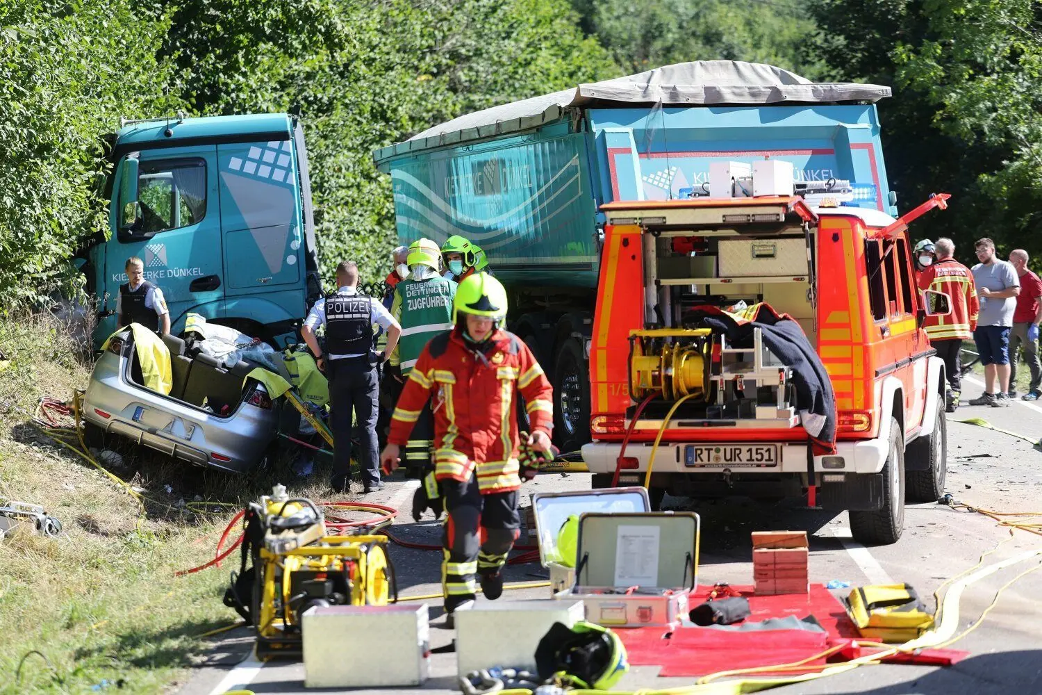 Schwerer Unfall auf B465 bei Bad Urach: Bundesstraße voll gesperrt: 18-Jähriger wird ...