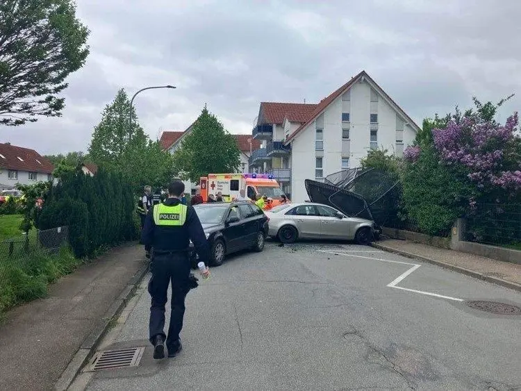 Spektakulärer Unfall in Neu-Ulm: Auto durchbricht Zaun, pflügt durch Garten, zerstört Trampolin ...