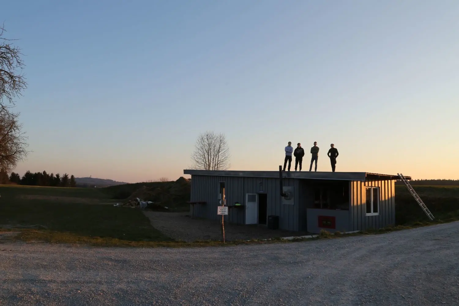 Ärger nach einer Halloween-Feier: Eine Bauwagen-Party wird überrannt ...