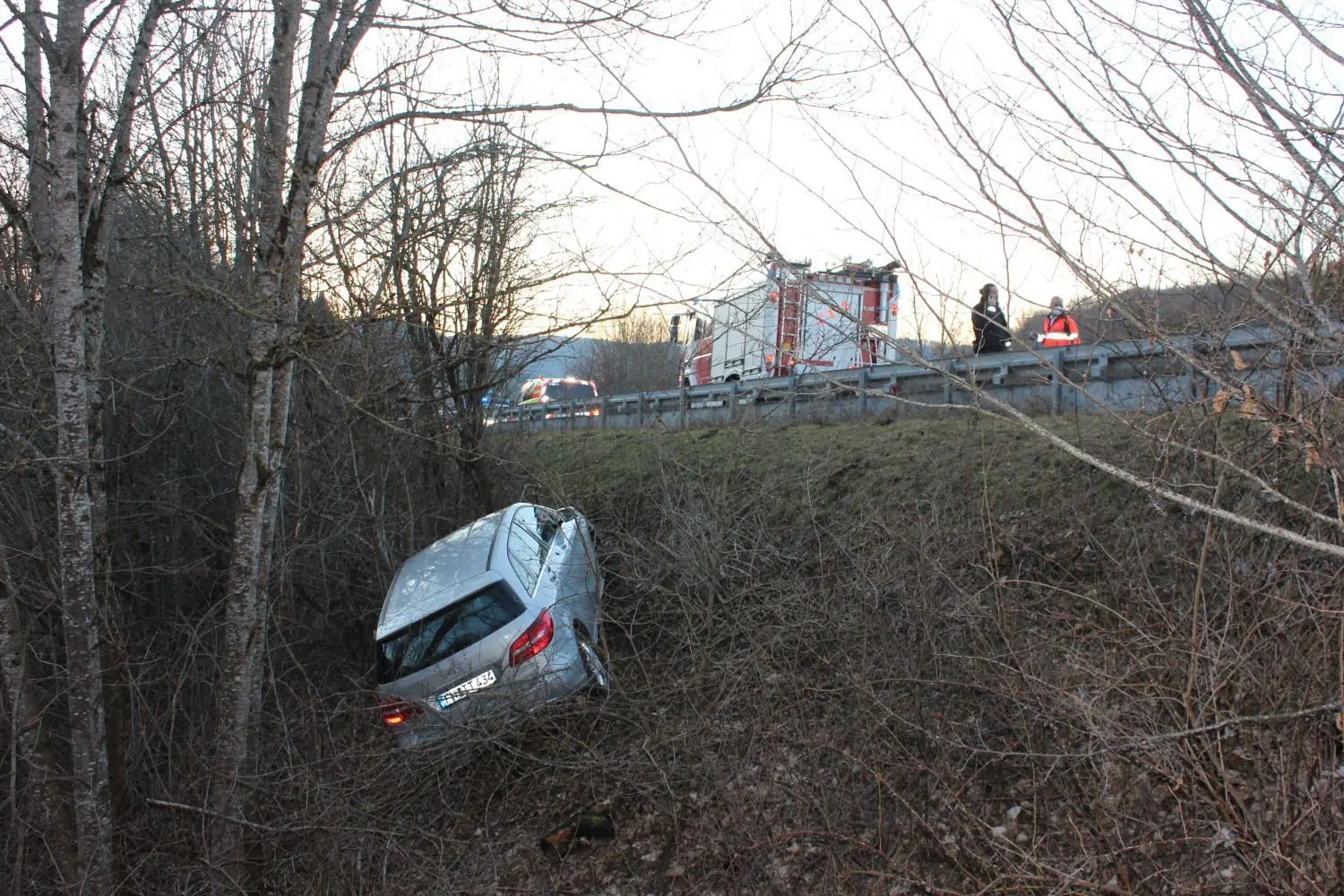 Unfall B 32 Burladingen/Hausen: Auf die Gegenfahrbahn die Leitplanke ...
