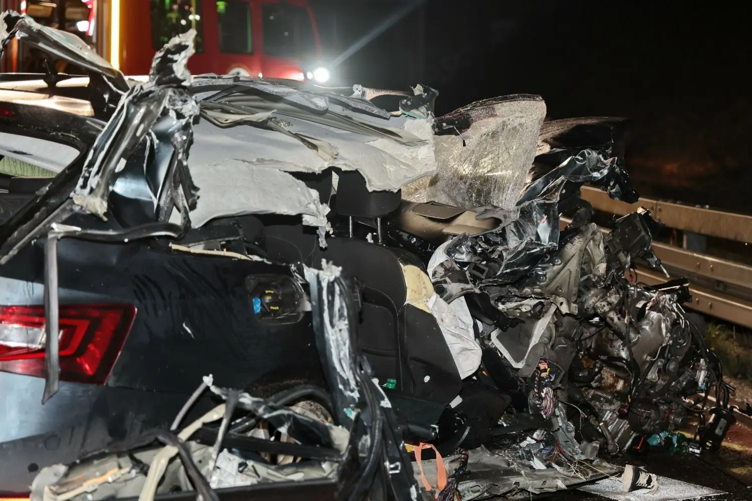 Tödlicher Unfall auf der A8: Auto fährt in stehenden Lkw – Autobahn ...