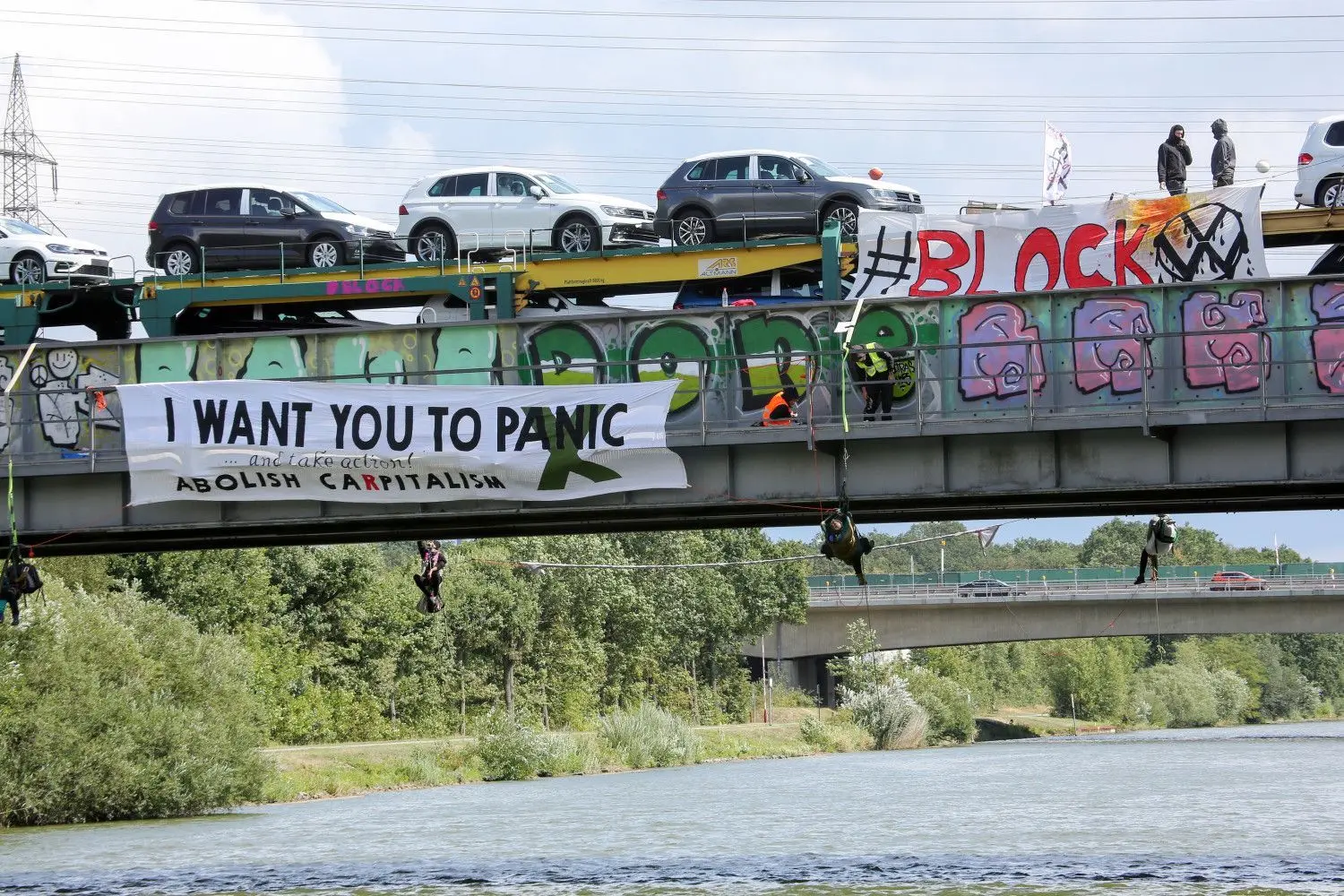 VW Zug in Wolfsburg: Aktivisten blockieren Gleise und stoppen Volkswagen-Autozug | swp.de