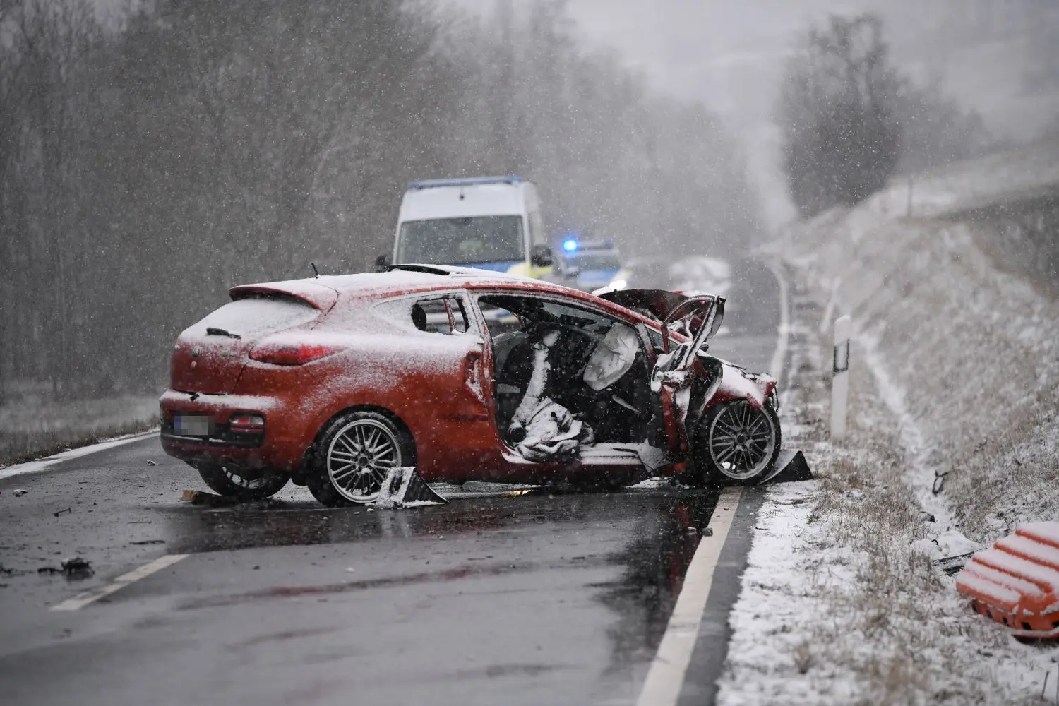 Horror-Unfall bei Niederstetten: Zwei Menschen sterben nach Frontalcrash | swp.de