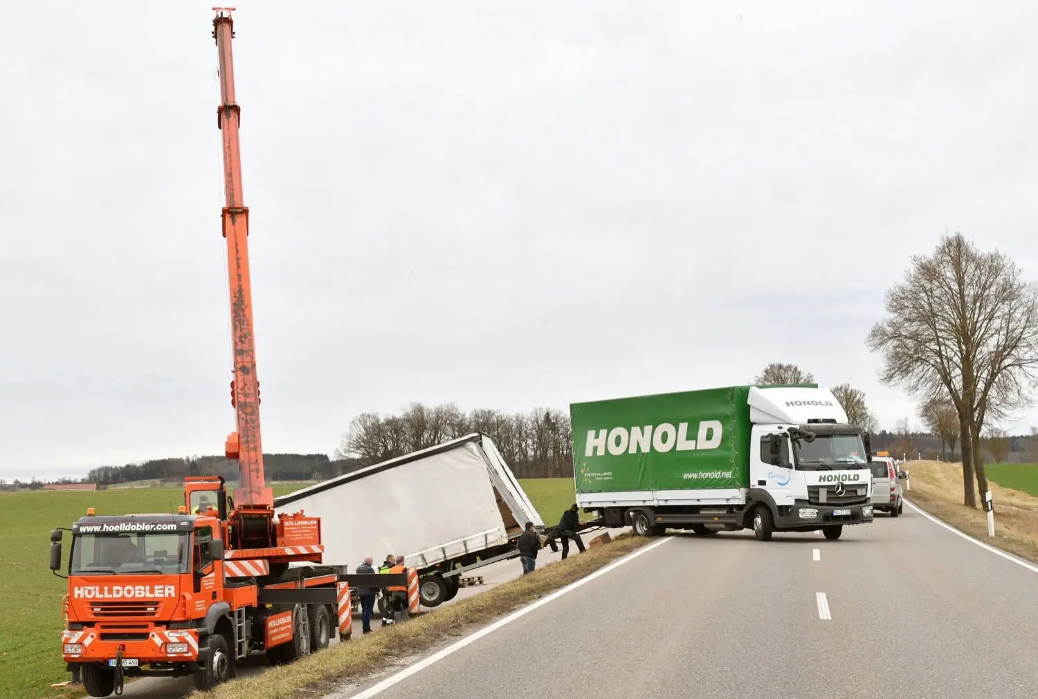Unfall bei Ehingen: B465: Windböe weht Lkw-Anhänger in den Graben | swp.de