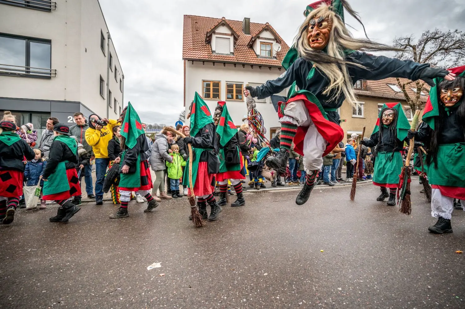 Fasnet in Donzdorf: Schräge Töne, wilde Masken: Narrentreiben lockt die Besucher in Scharen | swp.de