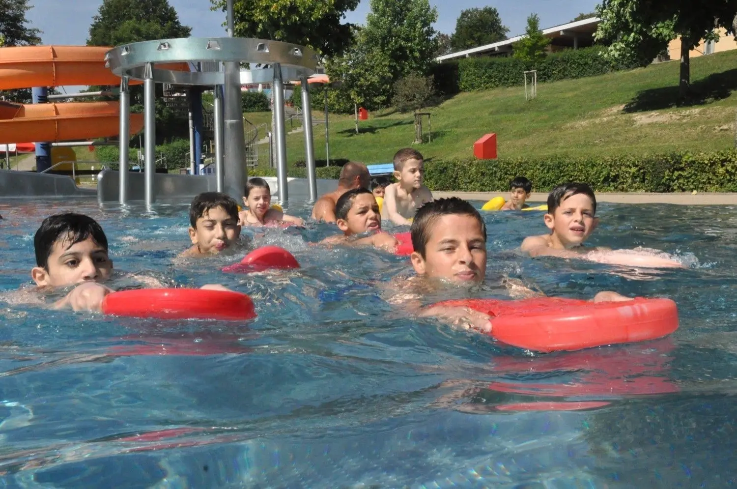 Freizeit: So lernen Flüchtlingskinder in Freibad Ehingen das Schwimmen ...