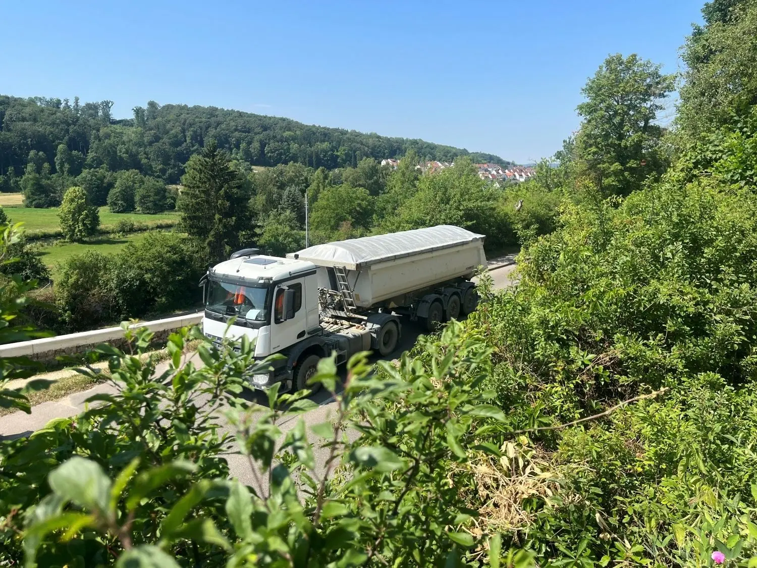 Tempolimit auf der B28 in Blaustein: Als würden die Lastwagen über die ...