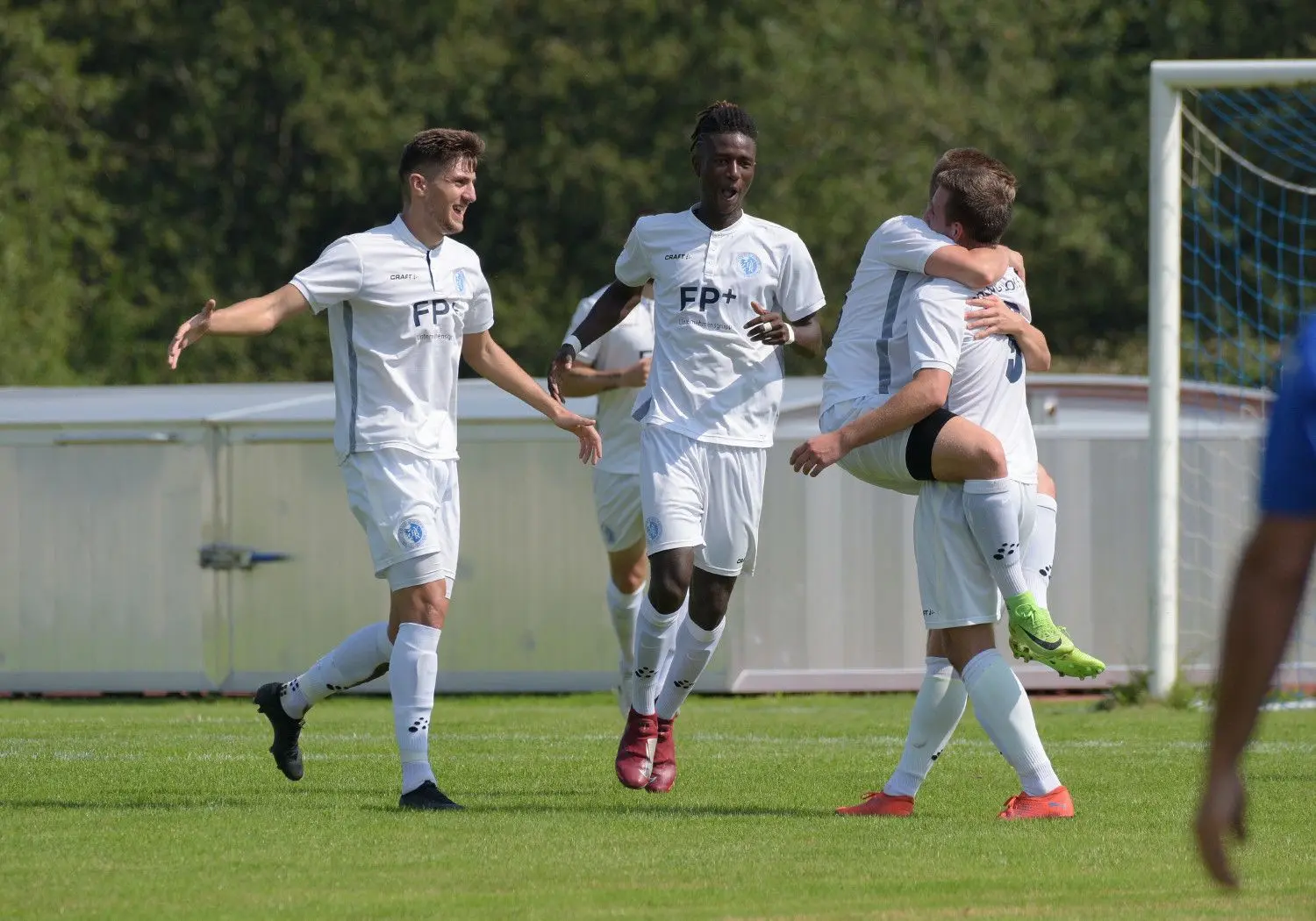 Fußball Bezirksliga Alb: Young Boys siegen bei TuS-Auftakt | swp.de