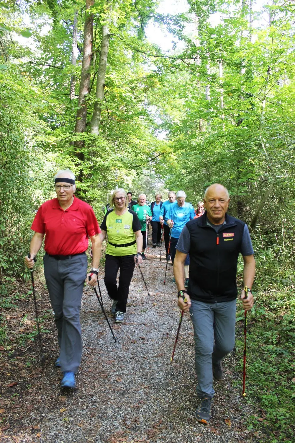 HZ-Genuss-Walker am Start: Gehen mit Schwung auch im Arm - angeleitet ...